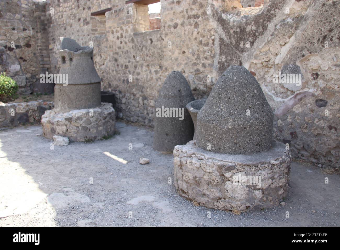 Pompeii Ruins: Ovens, Remains of Roman city buried by eruption of Mt ...