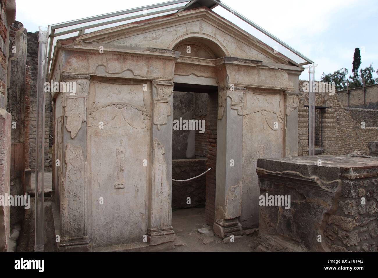 Pompeii Ruins: Temple of Isis, Remains of Roman city buried by eruption ...