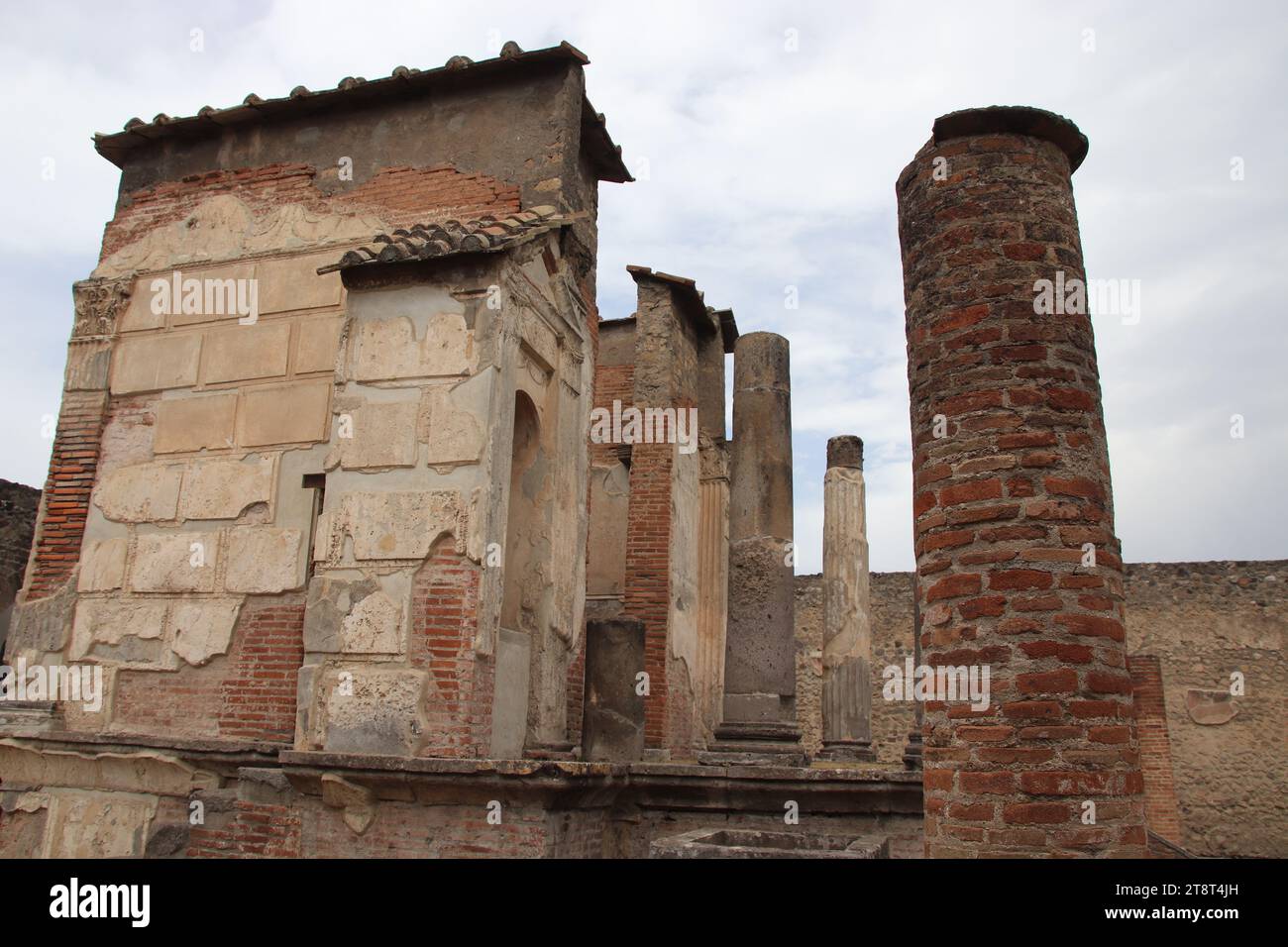 Pompeii Ruins: Temple of Isis, Remains of Roman city buried by eruption ...