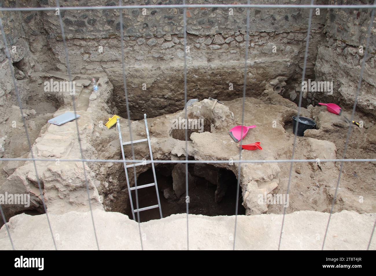 Pompeii Ruins Excavation, Remains of Roman city buried by eruption of ...