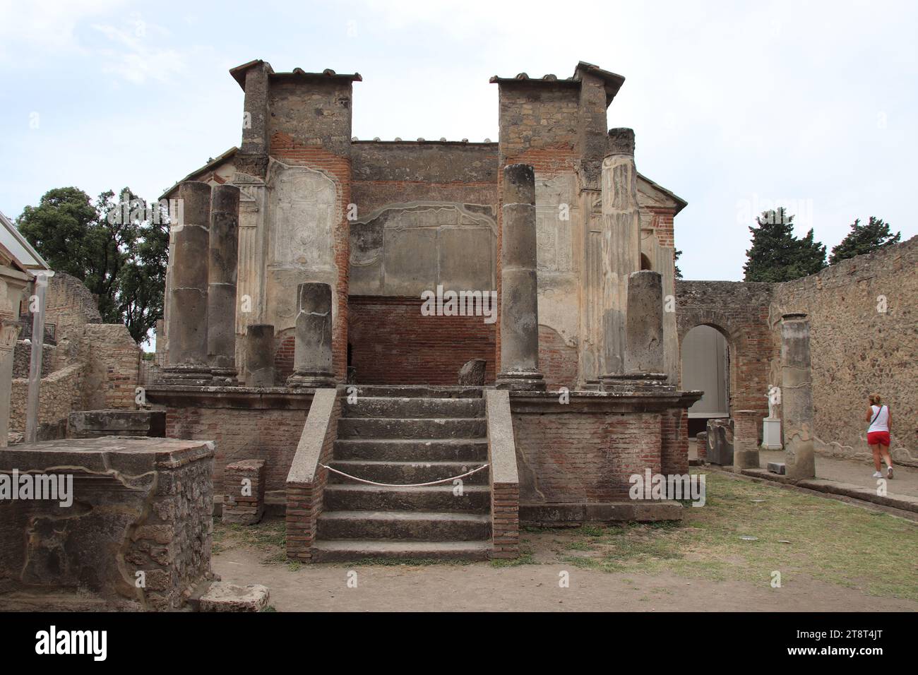 Pompeii Ruins: Temple of Isis, Remains of Roman city buried by eruption ...