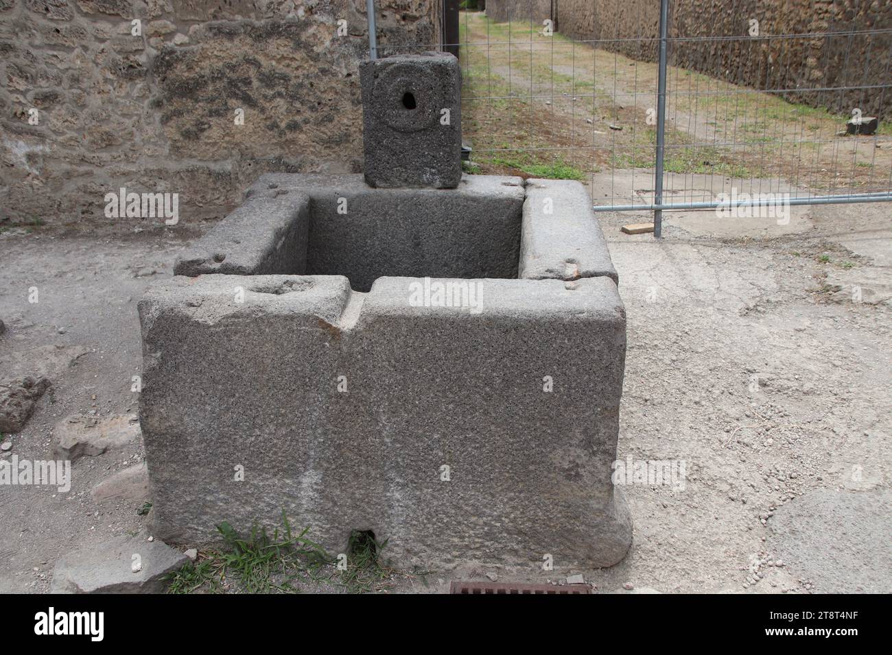 Pompeii Ruins, Remains of Roman city buried by eruption of Mt. Vesuvius ...