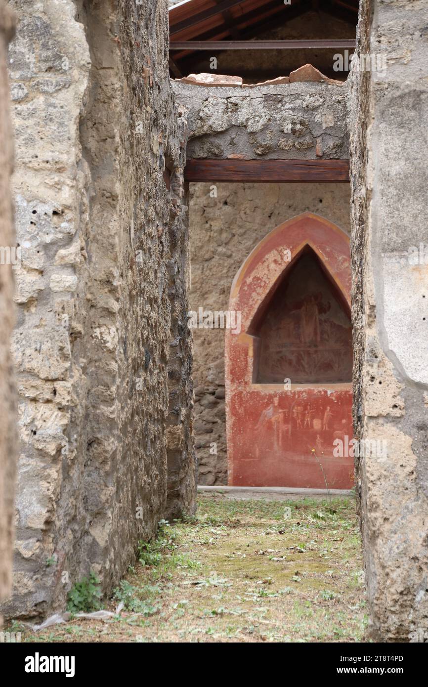 Pompeii Ruins: Altar with Fresco, Remains of Roman city buried by ...