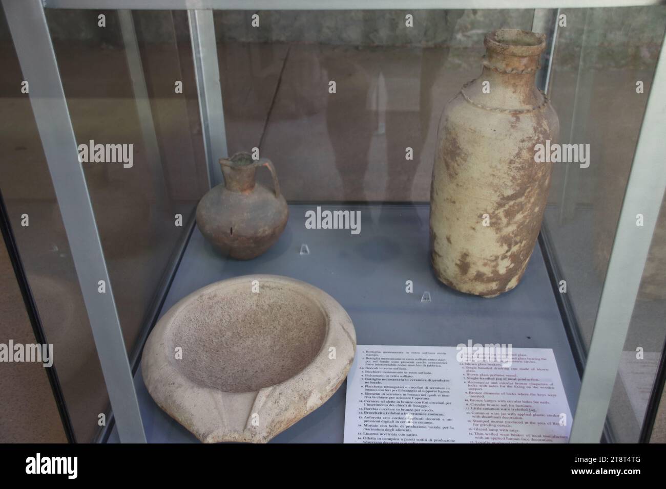 Pompeii Ruins Pottery, Remains of Roman city buried by eruption of Mt ...