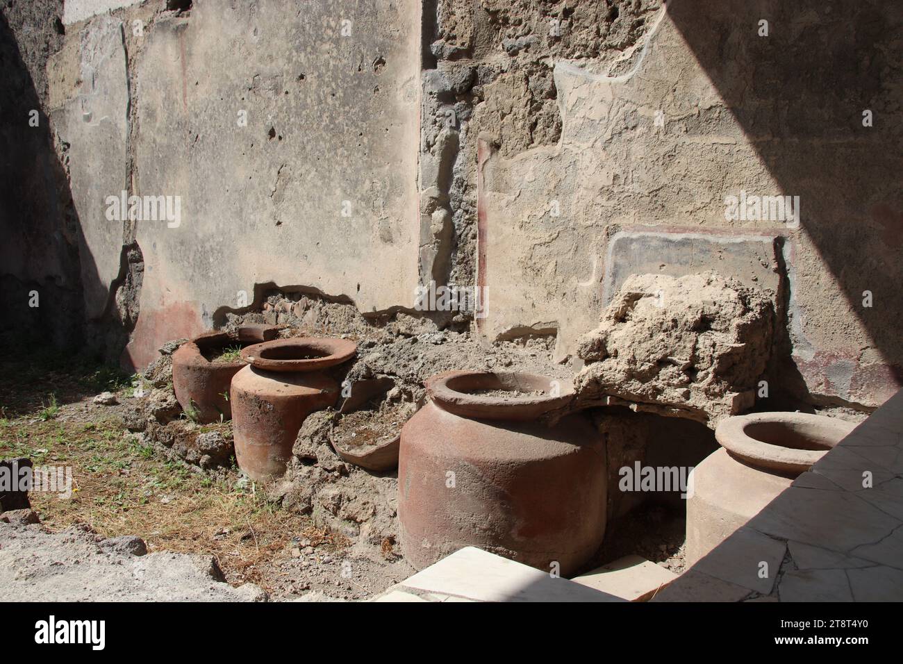 Pompeii Ruins: Storage Jars, Remains of Roman city buried by eruption ...