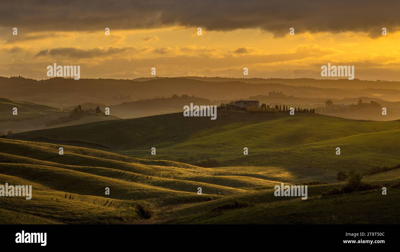 The rolling hills of tuscany hi-res stock photography and images - Alamy