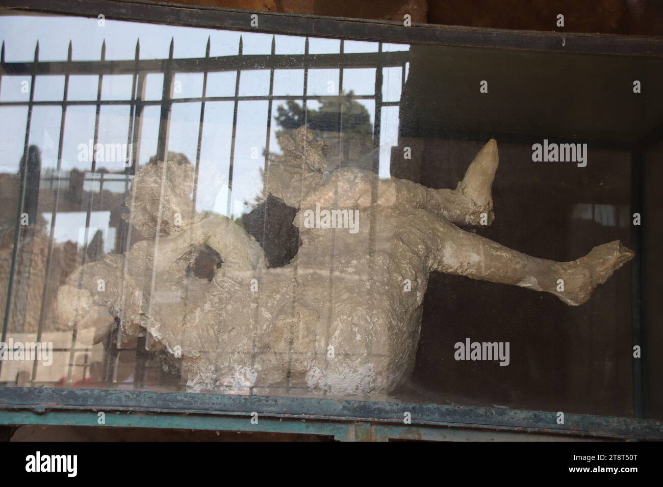 Pompeii Ruins: Cast of Human Victim, Remains of Roman city buried by ...
