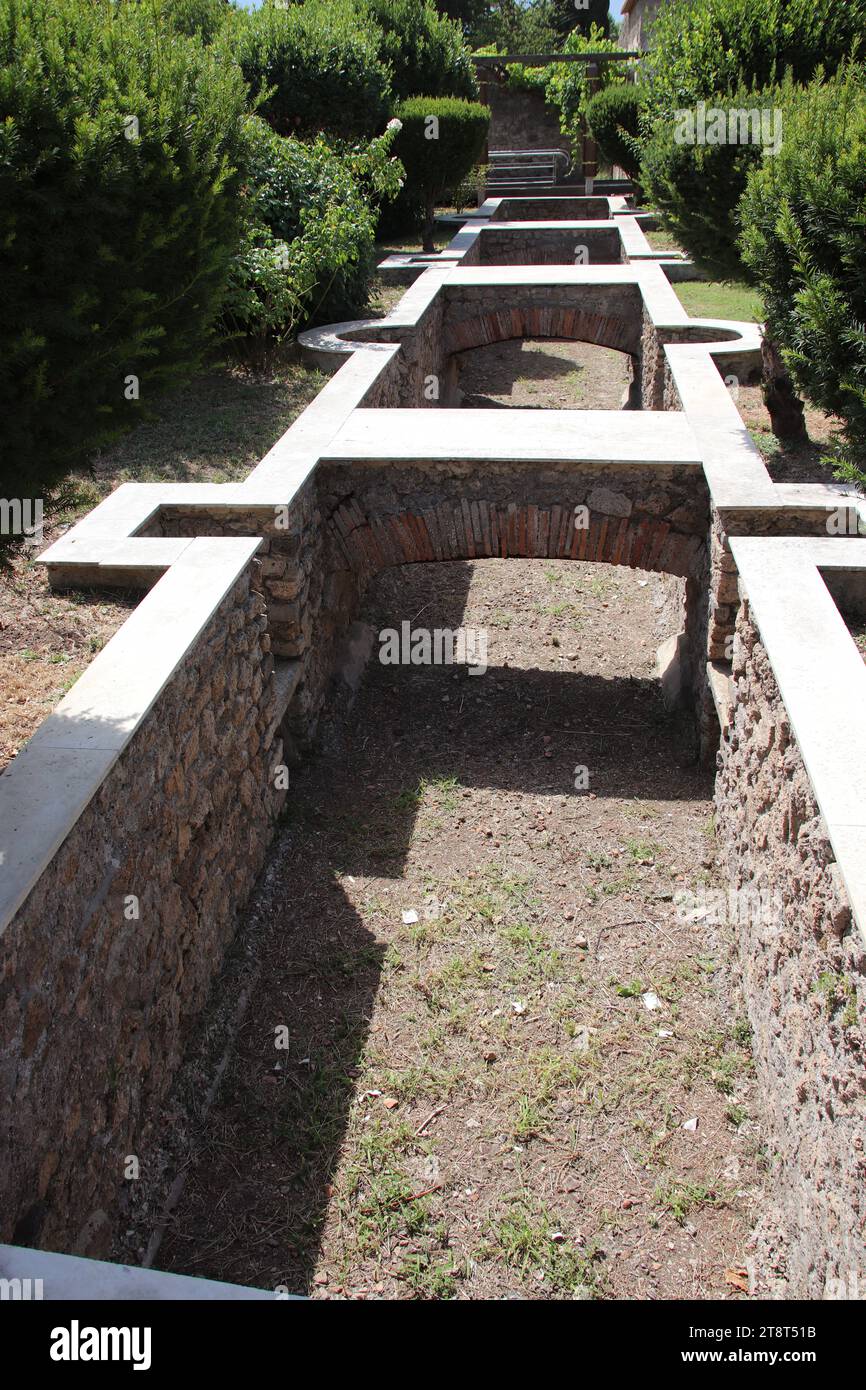 Pompeii Ruins, Remains of Roman city buried by eruption of Mt. Vesuvius ...