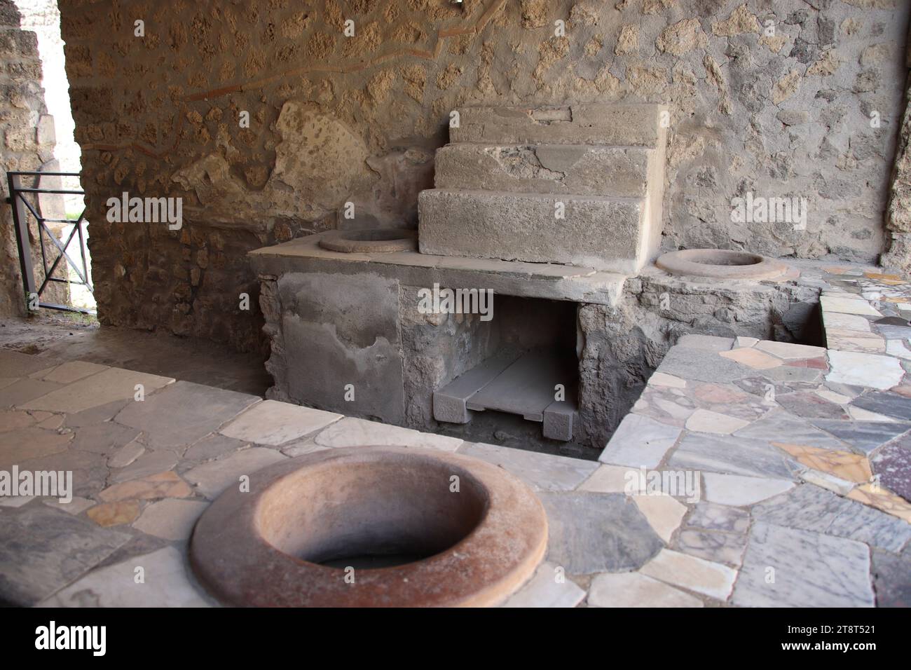 Pompeii Ruins Oven, Remains of Roman city buried by eruption of Mt ...