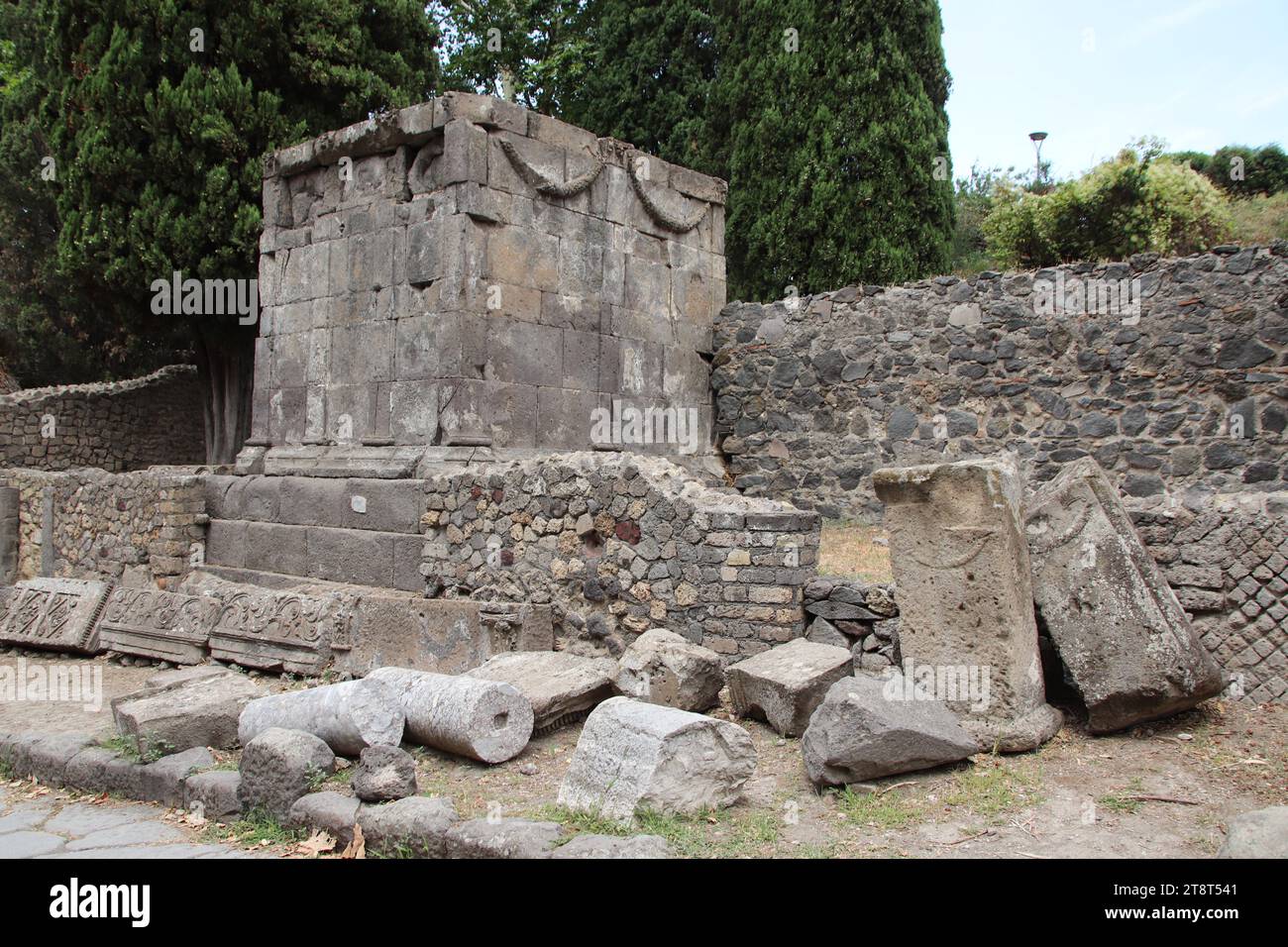 Pompeii Ruins: Necropolis of Porta Ercolano, Remains of Roman city ...