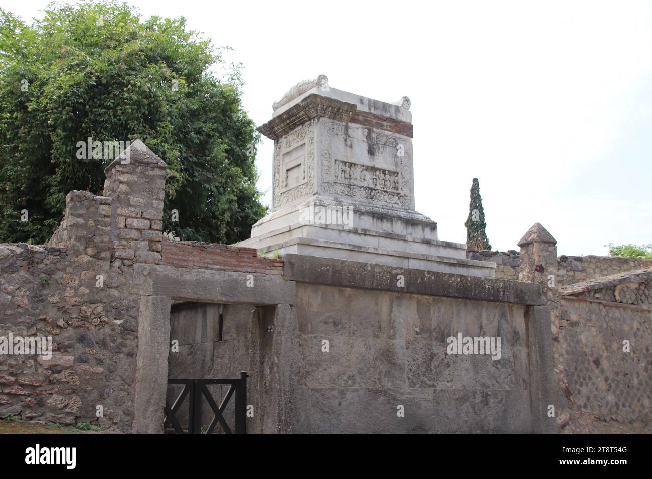 Pompeii Ruins: Necropolis of Porta Ercolano, Remains of Roman city ...
