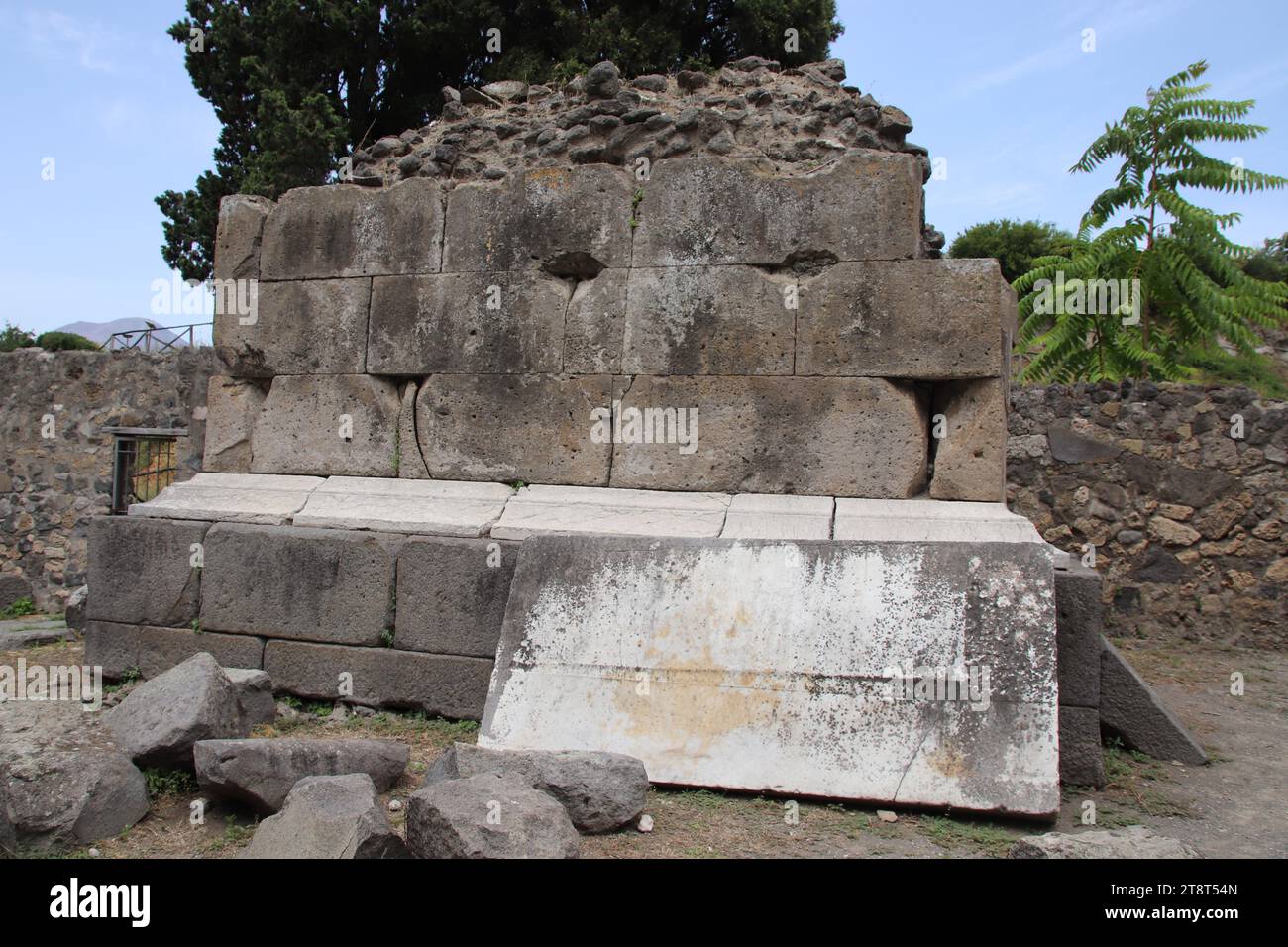 Pompeii Ruins, Remains of Roman city buried by eruption of Mt. Vesuvius ...