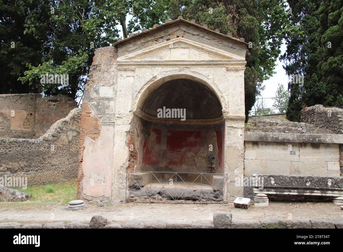 Pompeii Ruins: Necropolis of Porta Ercolano, Remains of Roman city ...