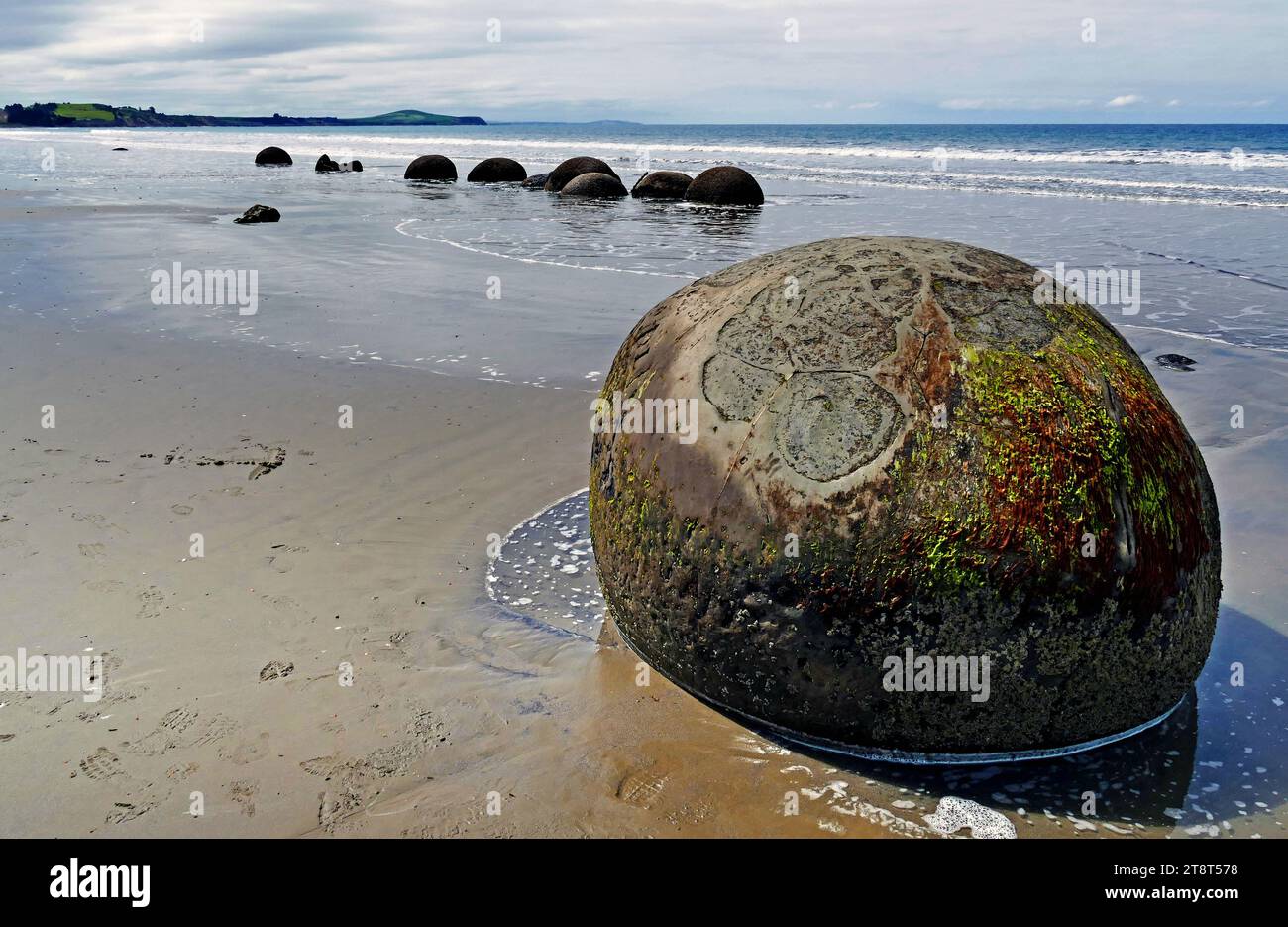 The Moeraki Boulders NZ, The Moeraki Boulders are unusually large and ...