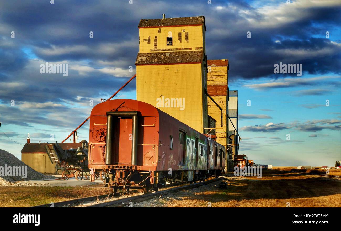 Grain Elevators Mossleigh Alberta, The remaining grain elevators along ...