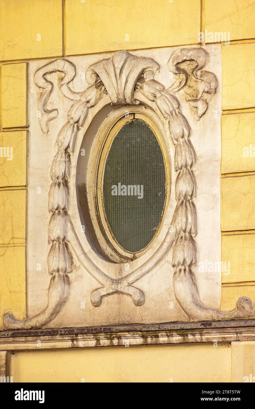 Oval shape window hi-res stock photography and images - Alamy