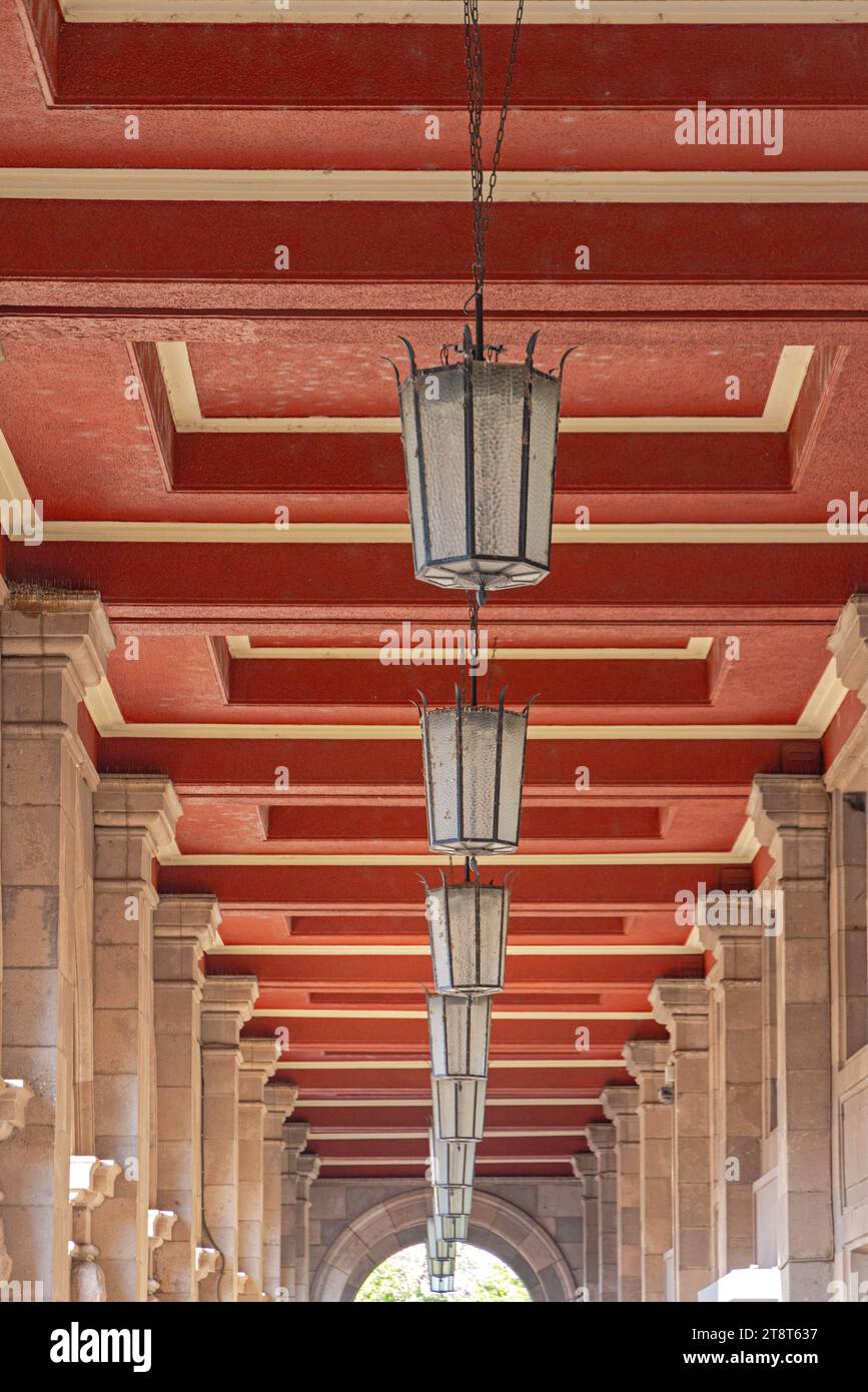 Row of ceiling lights hi-res stock photography and images - Alamy