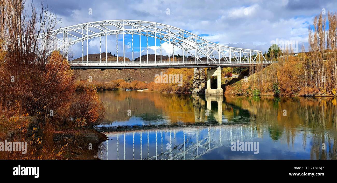 Alexandra Clutha River. NZ, Alexandra bridge (new) Clutha River Stock ...