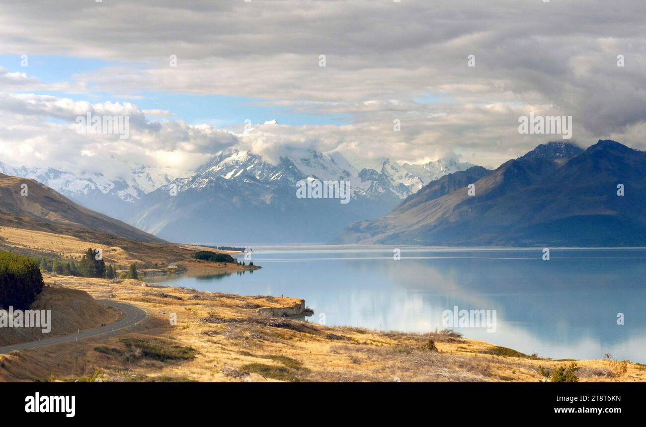 Lake Pukaki and Mt Cook, Peters Lookout on the scenic road to Mount ...
