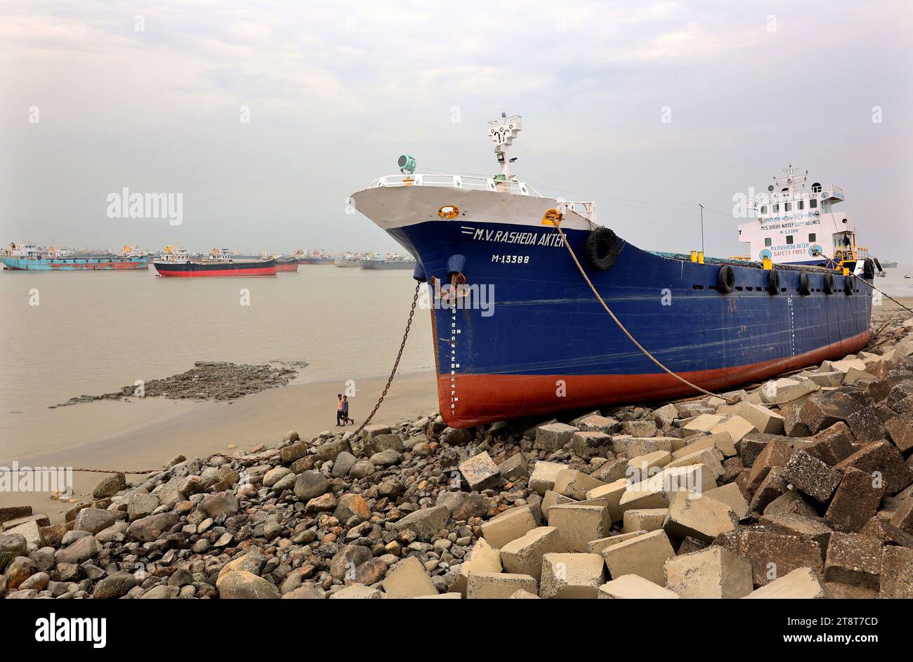 Chittagong, Potenga, Bangladesh. 21st Nov, 2023. Lighterage ship MB ...
