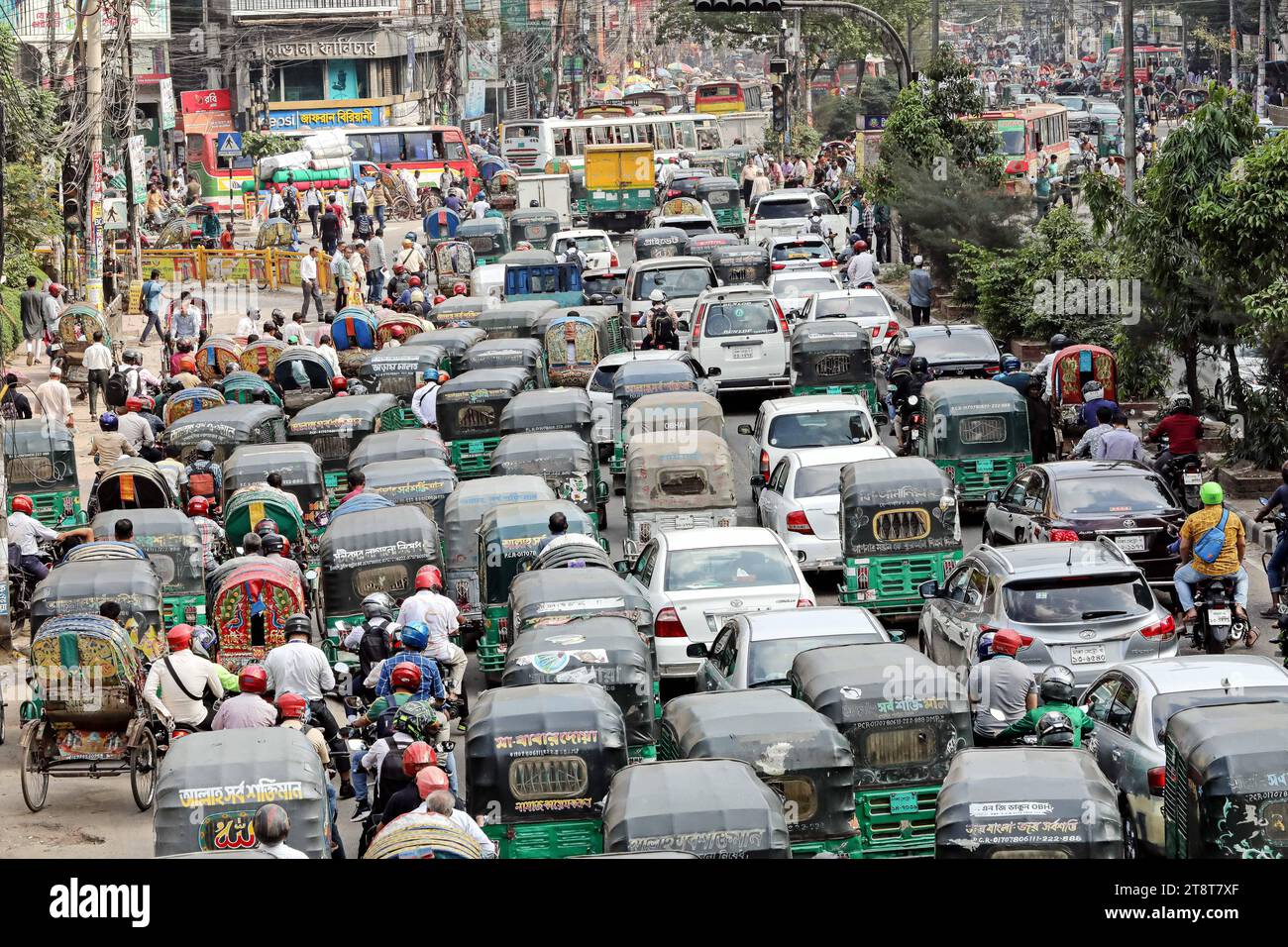 Mega Stau in Dhaka Vehicles stuck in the traffic jam in Dhaka ...
