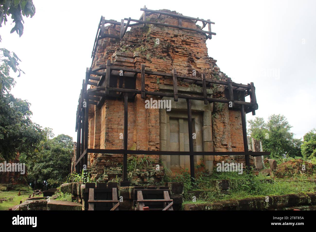 Phnom Bakheng, Khmer temple, ancient Angkor area, Cambodia. Reign of ...