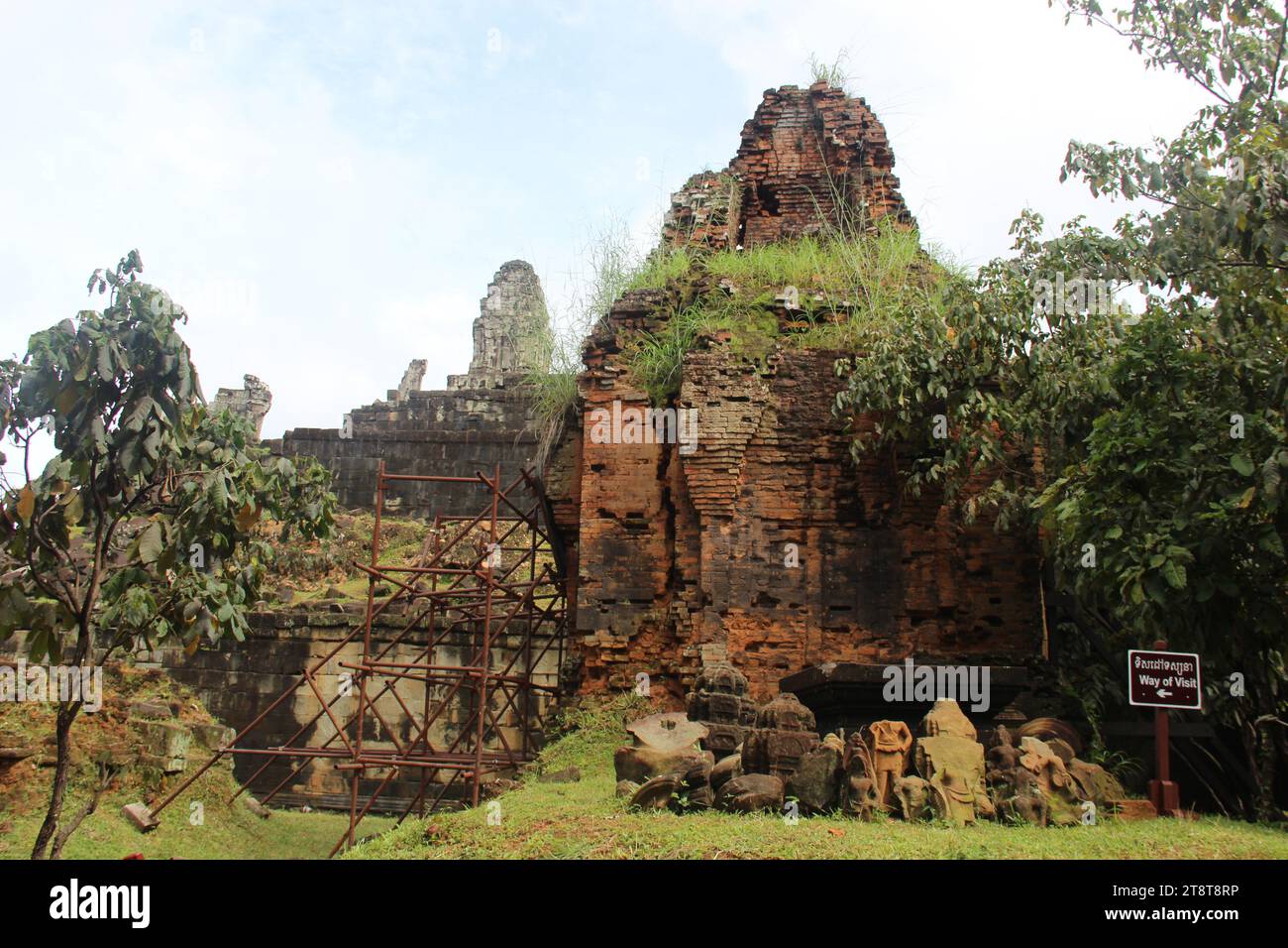 Phnom Bakheng, Khmer temple, ancient Angkor area, Cambodia. Reign of ...