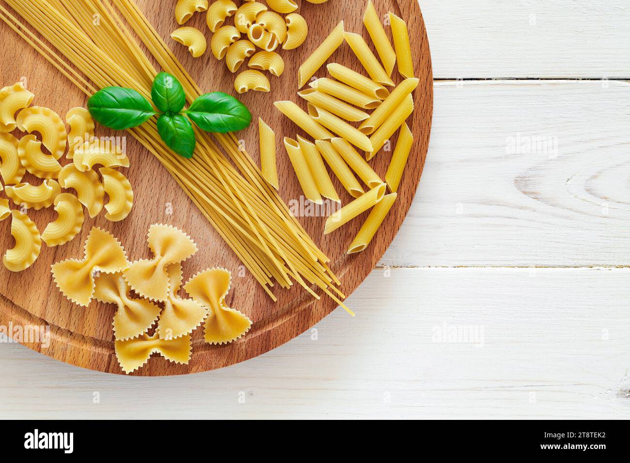 Farfalle, spaghetti, pipe rigatoni, maccheroni, penne rigate, cresta di ...