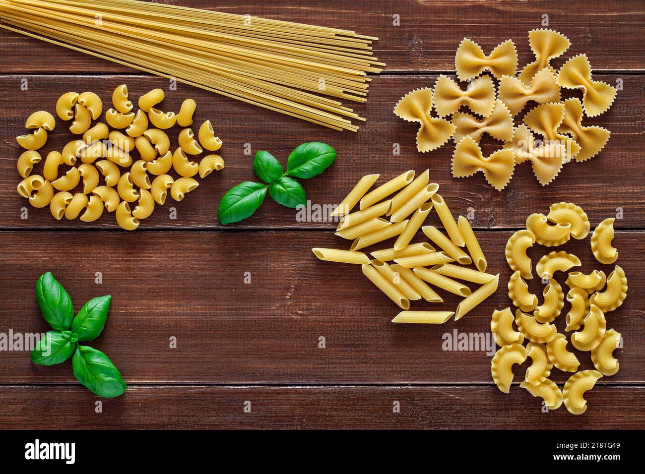 Spaghetti, farfalle, pipe rigatoni, maccheroni, penne rigate, cresta di ...