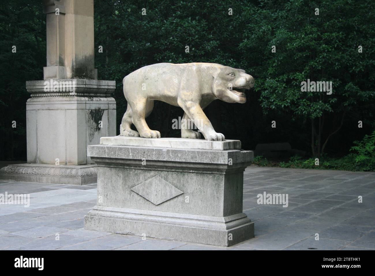 Linggu temple mythical creature hi-res stock photography and images - Alamy