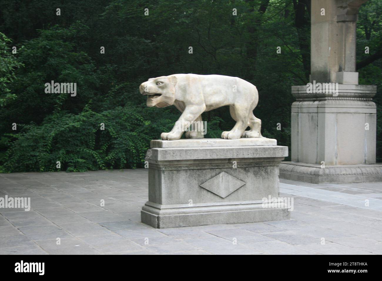 Linggu temple mythical creature hi-res stock photography and images - Alamy