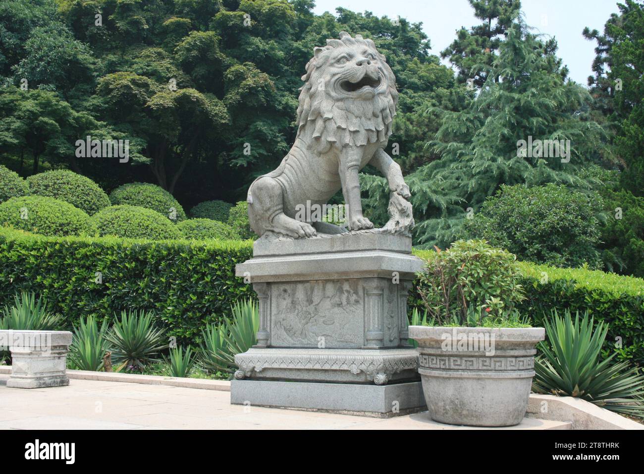 Sun Zhongshan (Dr. Sun Yat-sen) Mausoleum, Burial site of Ming Hongwu ...