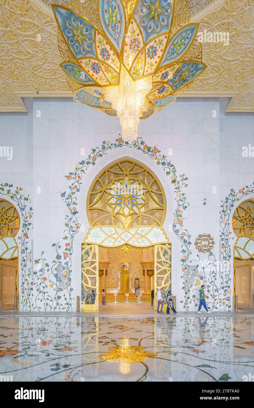 prayer hall interiors Sheikh Zayed Grand Mosque in Abu Dhabi, the ...