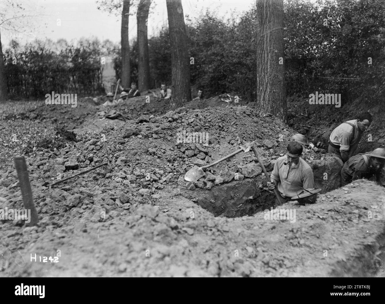 New zealand troops digging positions hi-res stock photography and ...