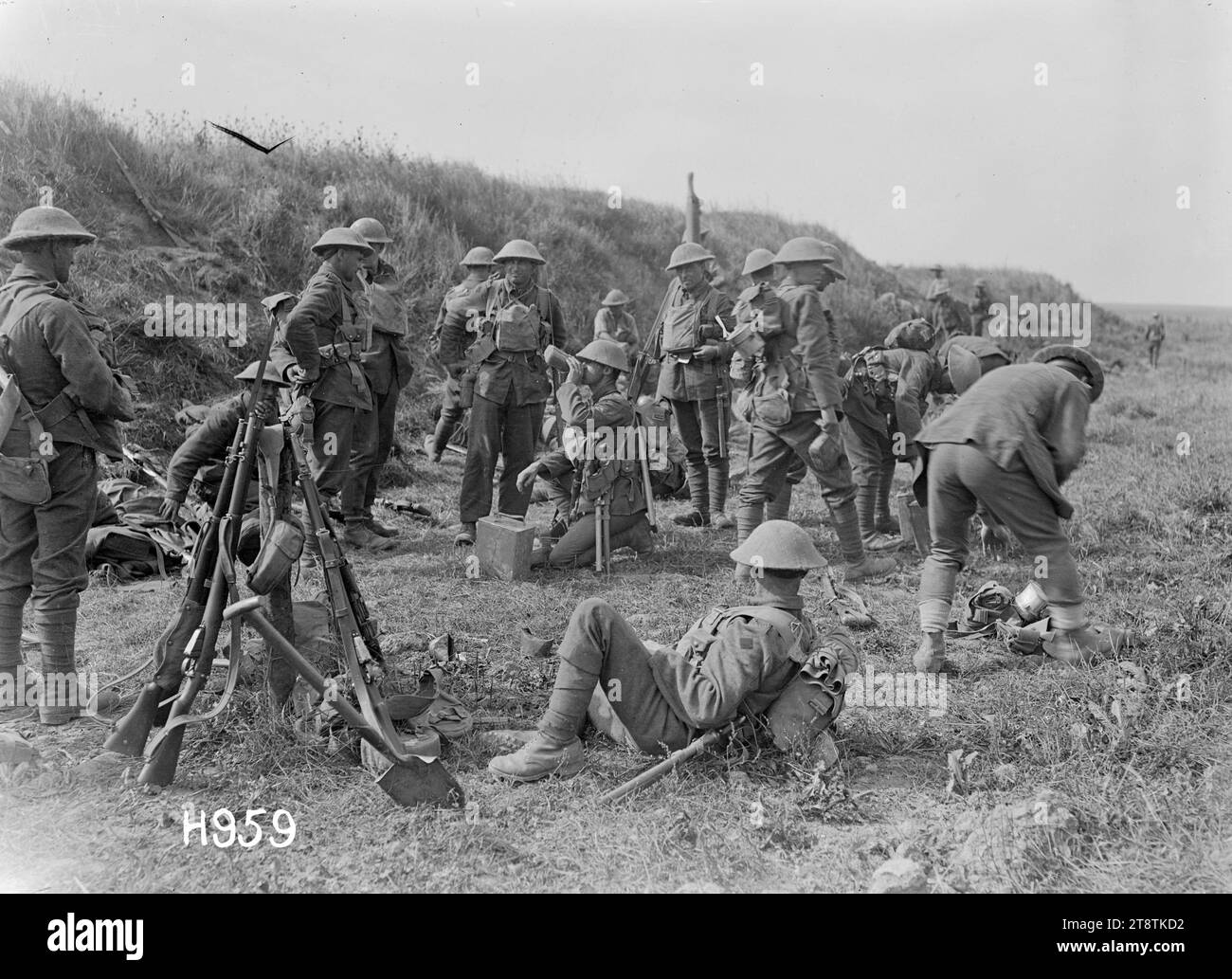 New zealand rifle brigade platoon shelters hi-res stock photography and ...