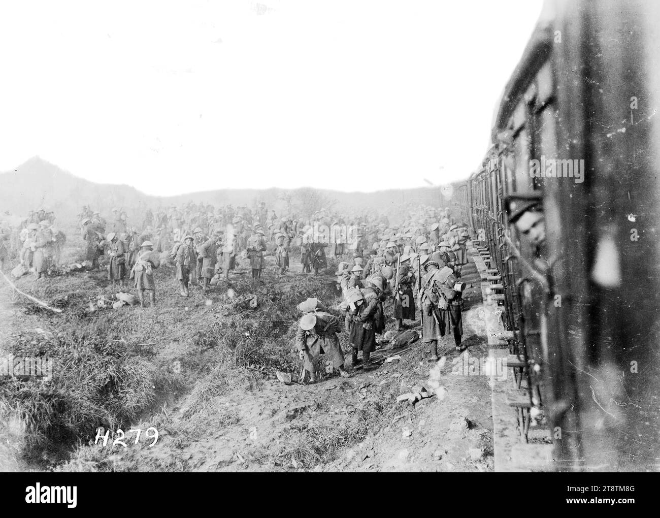 Fully kitted soldiers preparing hi-res stock photography and images - Alamy