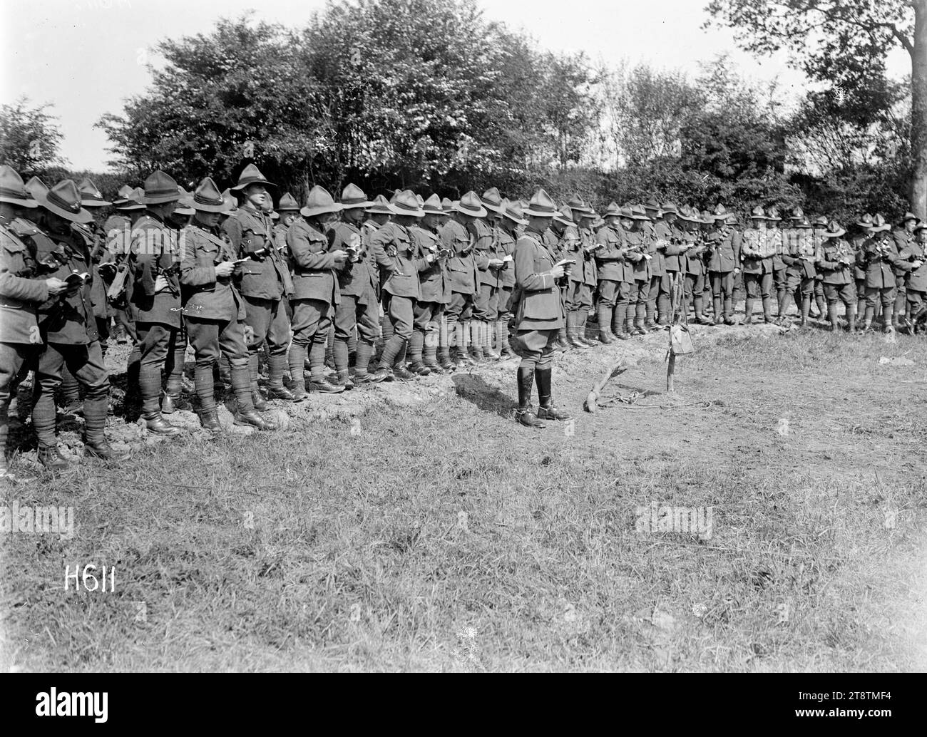 Hymn singing at the New Zealand Artillery church parade, Louvencourt ...