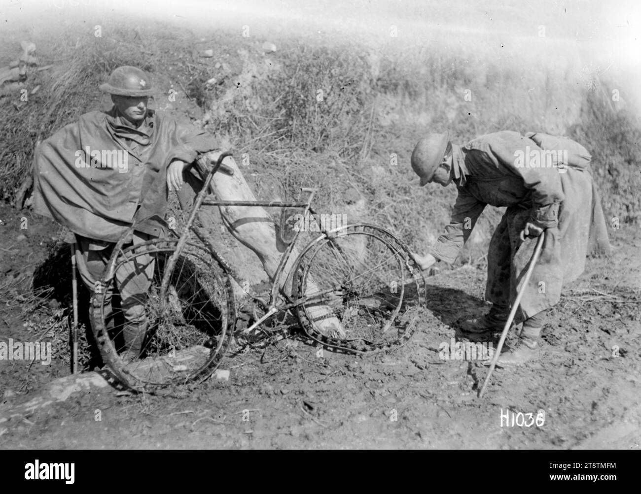 Soldiers inspect a German bicycle with tyres made of springs near Metz ...