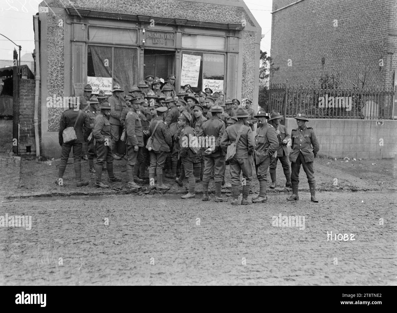 English soldiers waiting outside hi-res stock photography and images ...