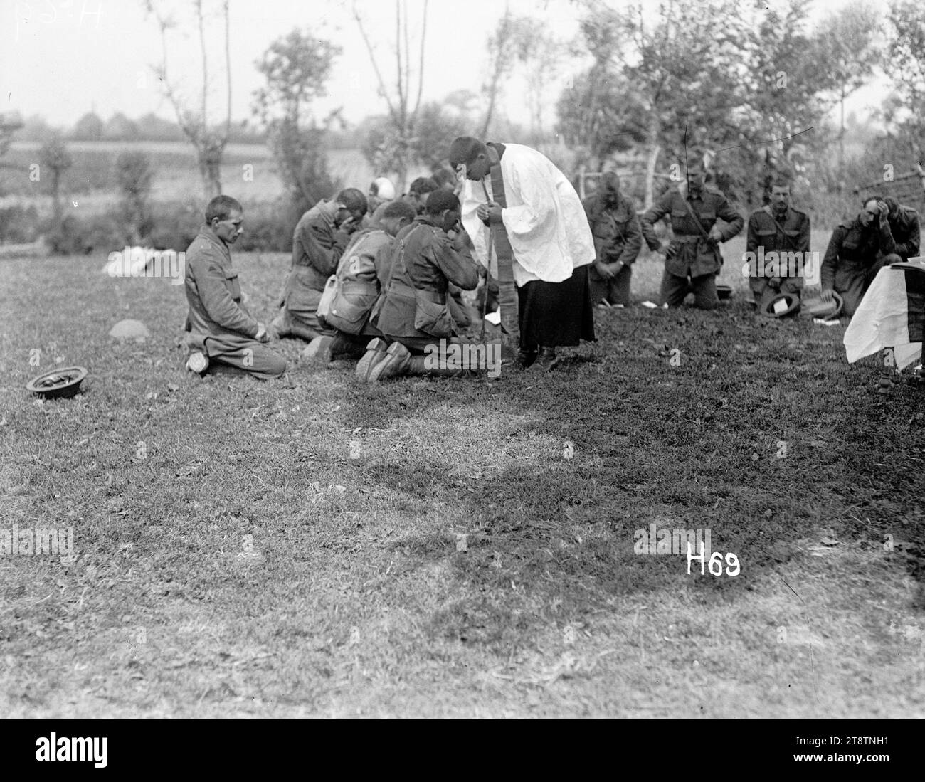 Soldiers at a communion service near the firing line, Messines Ridge ...