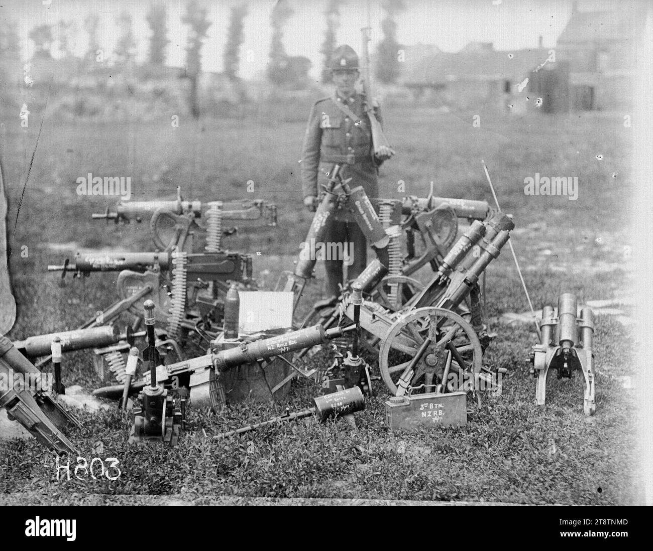 Guarding the guns captured at Messines, World War I, A New Zealand ...