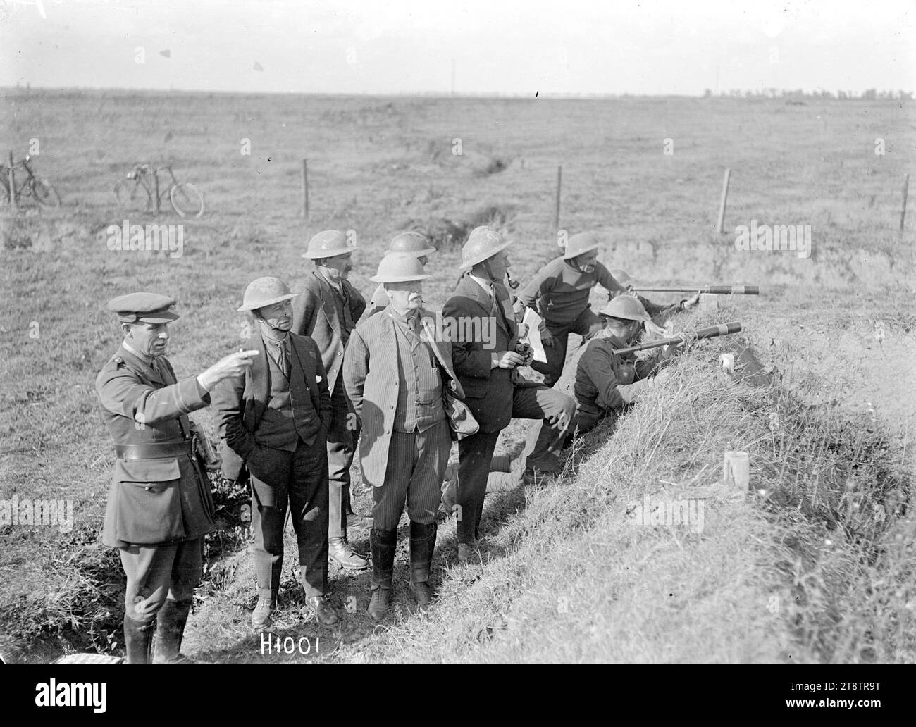 Battlefield journalists hi-res stock photography and images - Alamy