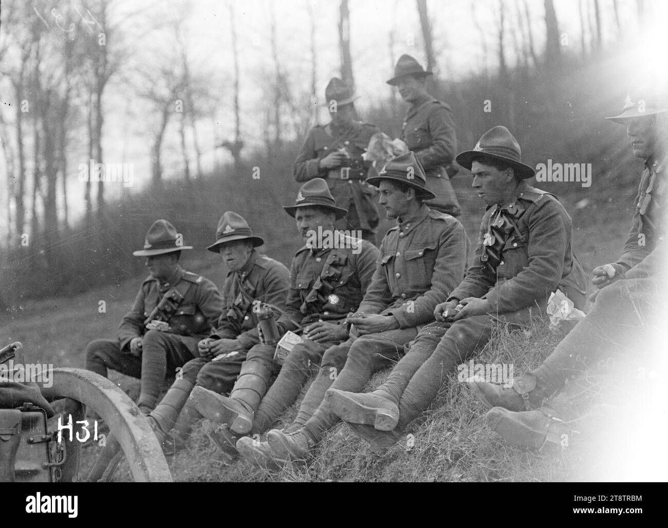New zealand howitzer battery sit hi-res stock photography and images ...