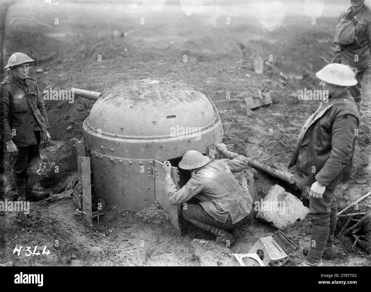 New Zealanders examining a captured anti-tank gun, World War I ...