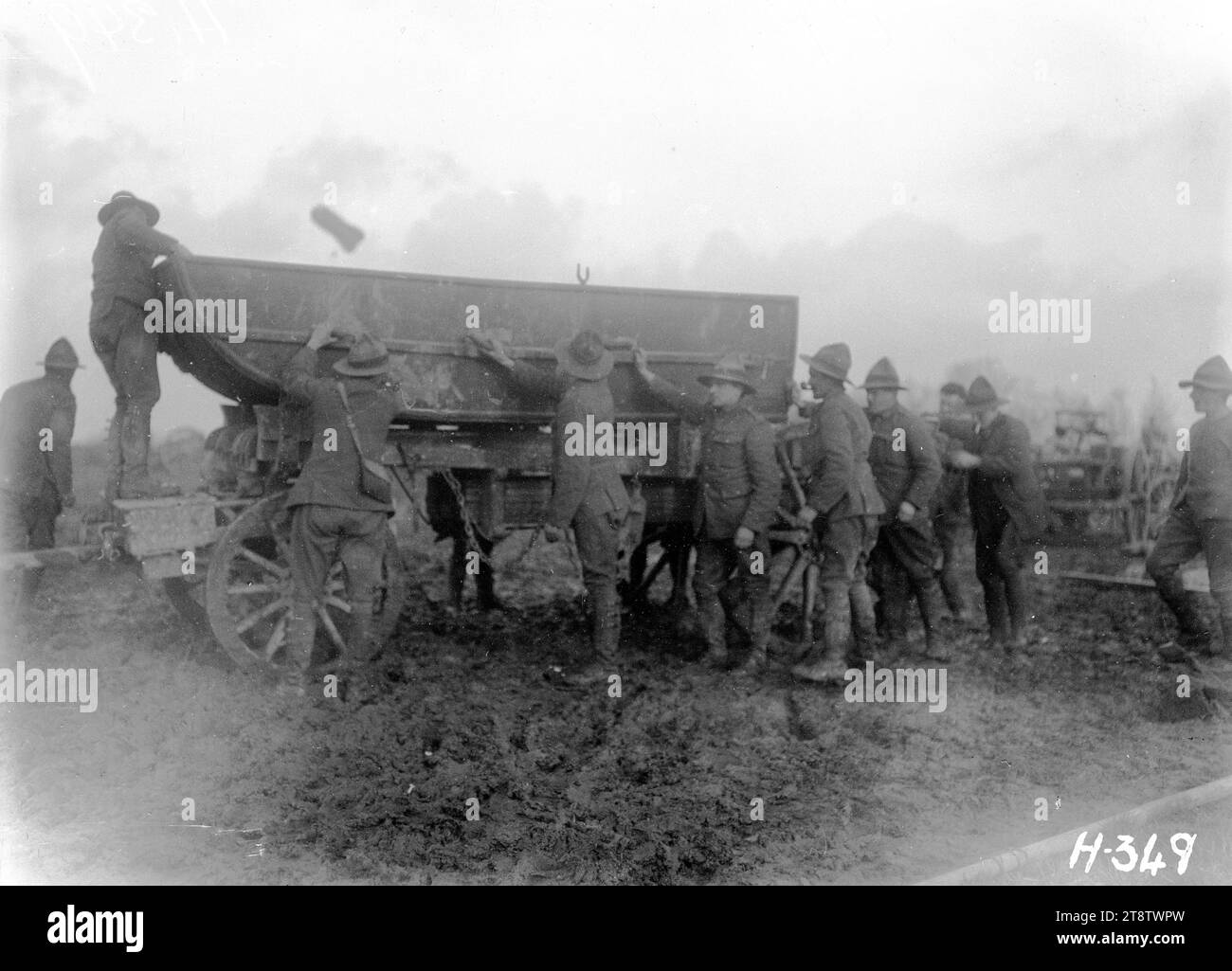 World war i new zealand engineers loading hi-res stock photography and ...