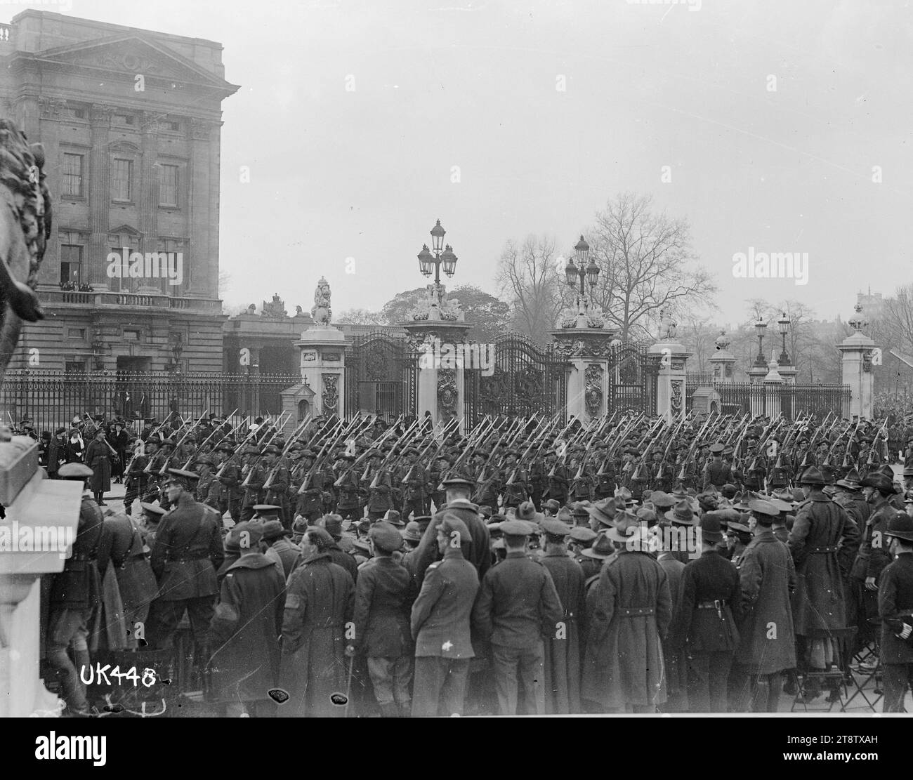 Australian troops march past buckingham palace hi-res stock photography ...
