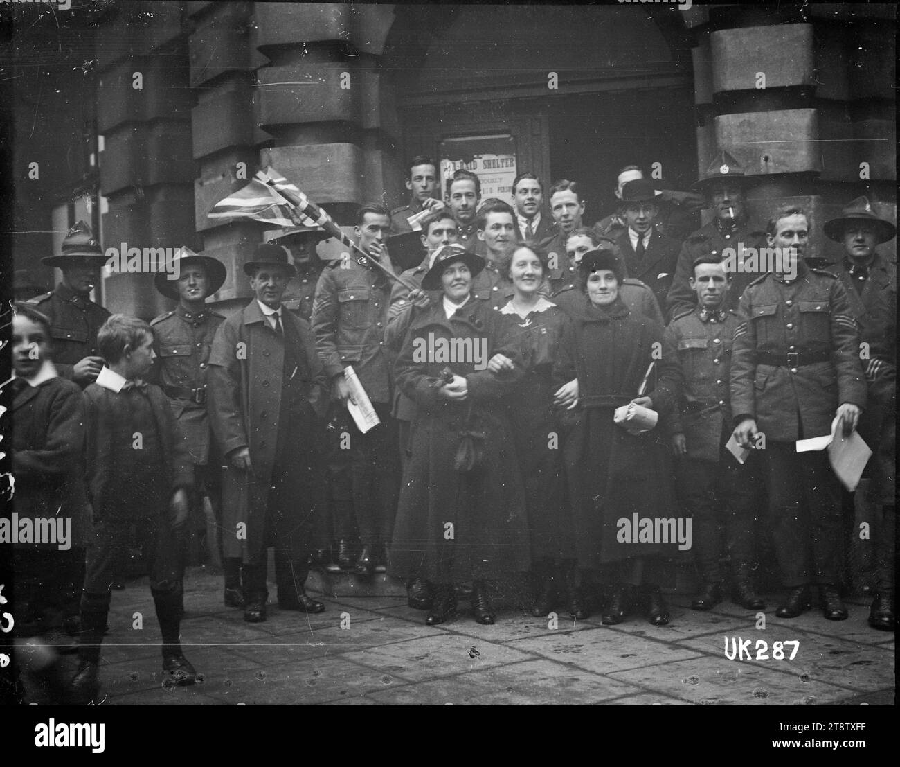 New Zealand soldiers and civilians in London at the end of World War I ...
