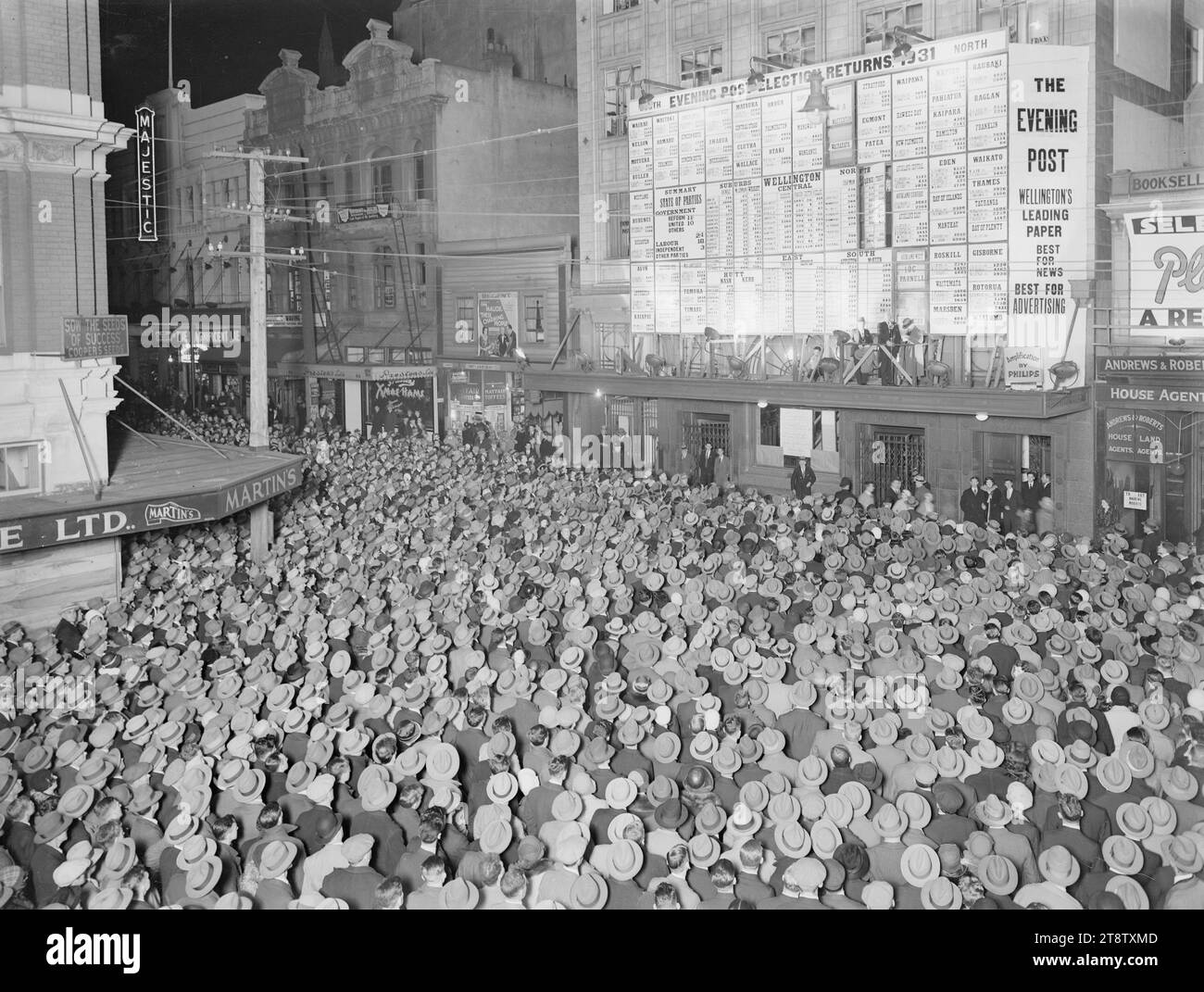 Crowd in willis street hi-res stock photography and images - Alamy