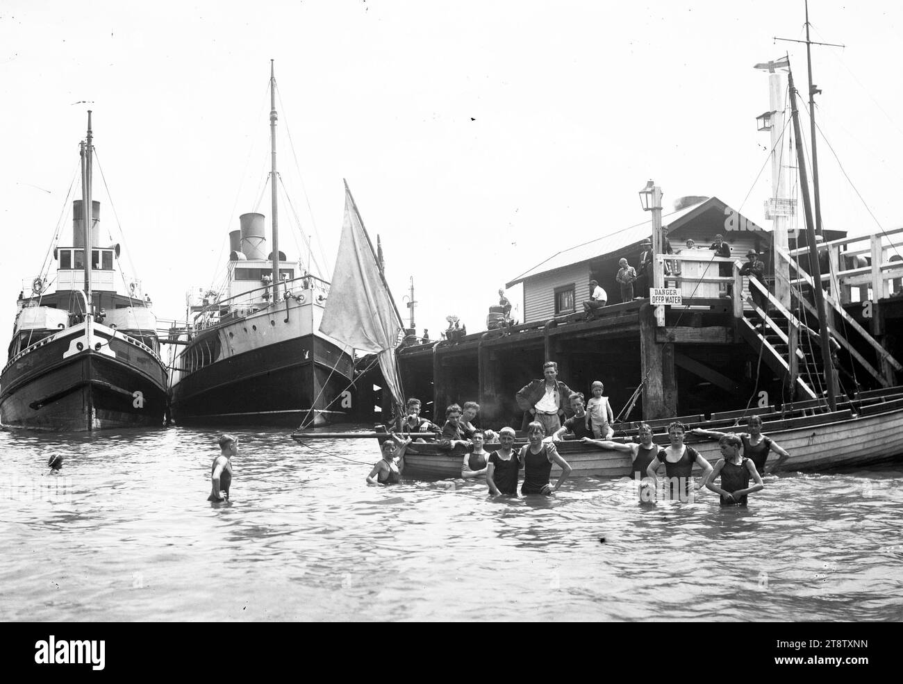 Ships 1920s hi-res stock photography and images - Alamy
