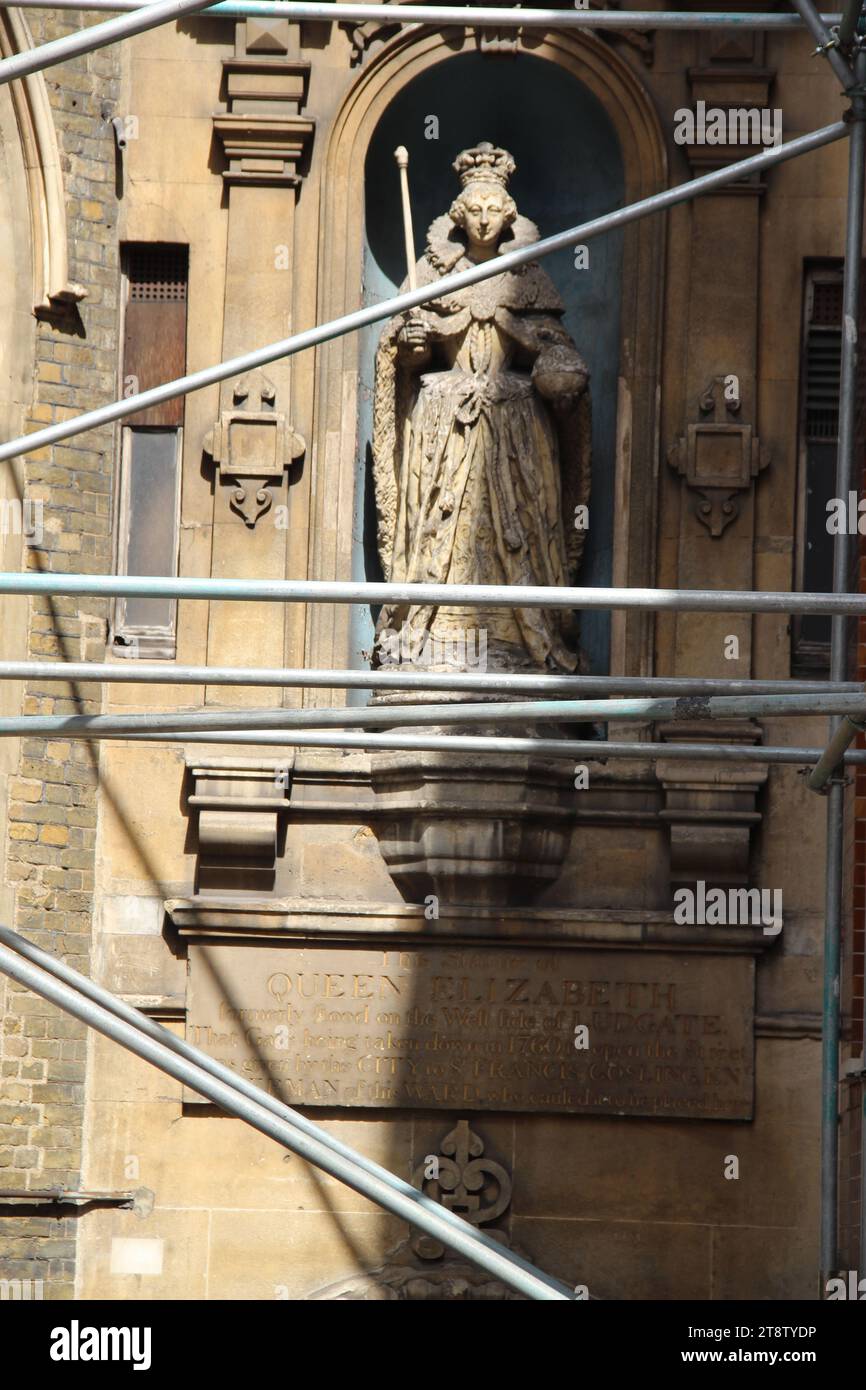 London Queen Elizabeth Statue, London, England, UK Stock Photo - Alamy